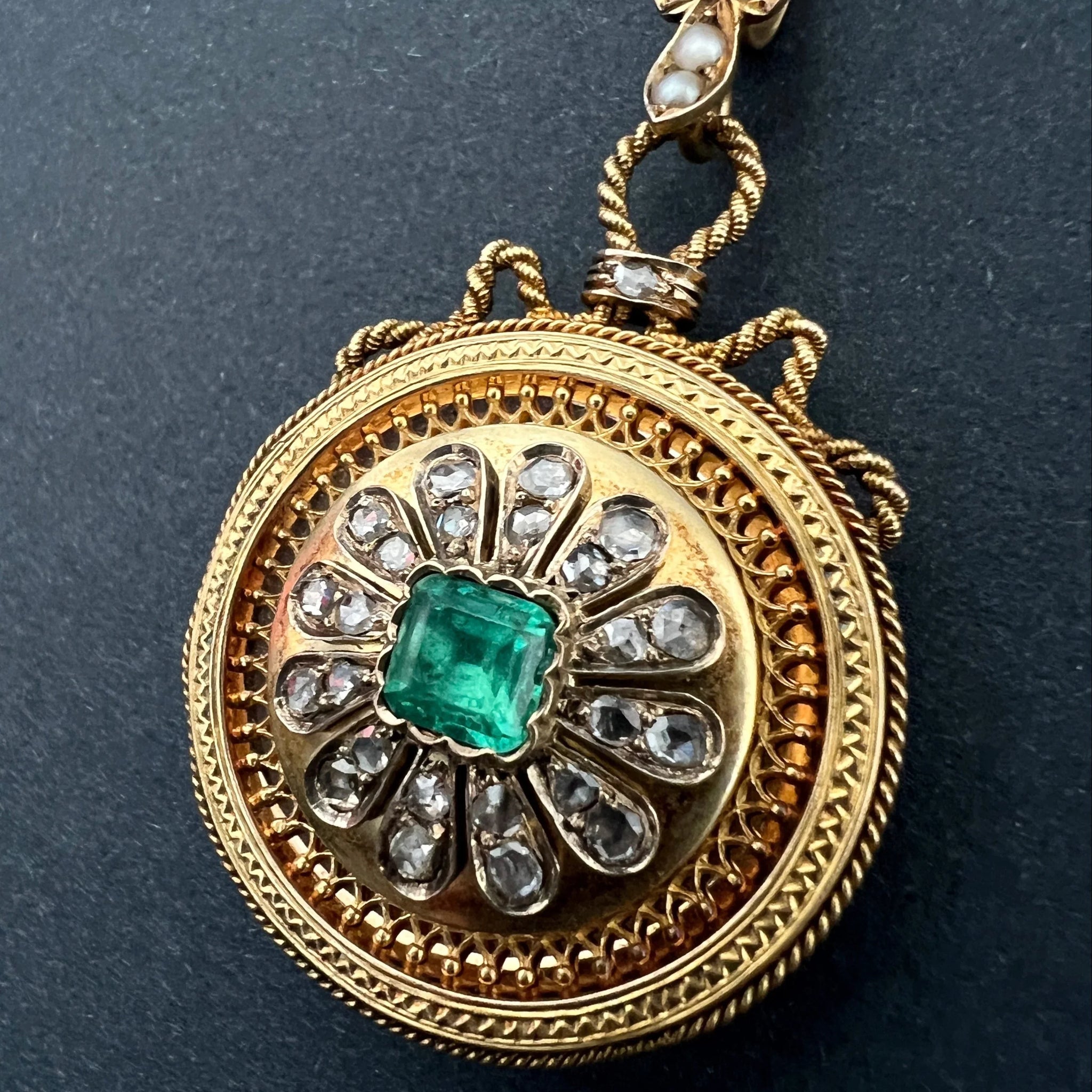 Victorian 18K gold LFG certified Colombian Emerald Diamonds Daisy lock